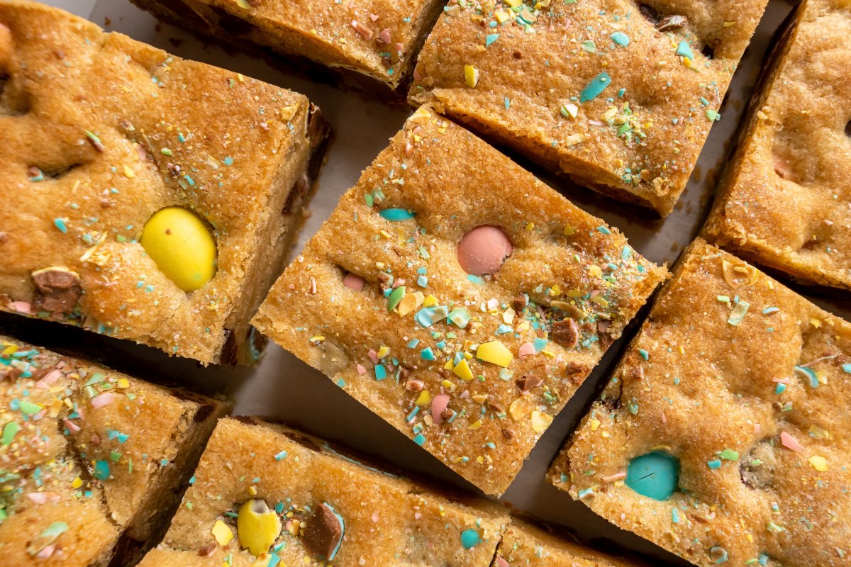 The Kollee Kitchen | Mini Egg Cookie Bars